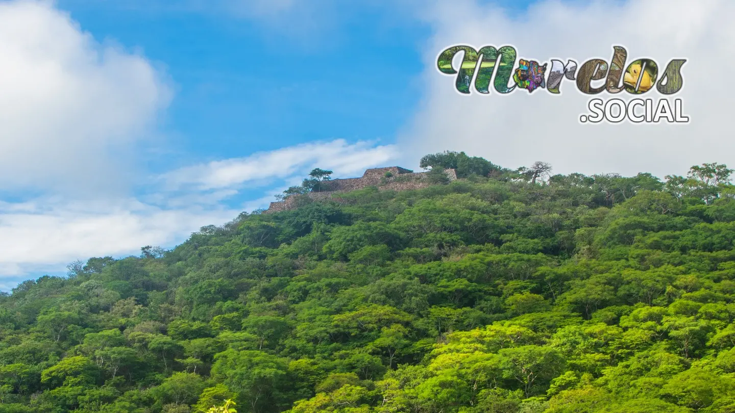 Plataforma megalitica de Chimalacatlán sobre el Cerro del Venado ...